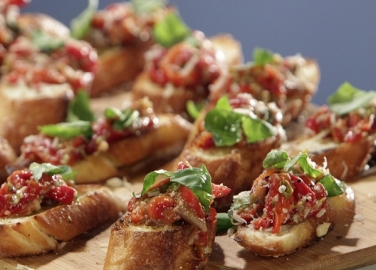 Рецепта за Брускети с печени чушки и аншоа от Бон Апети - Бон Апети
